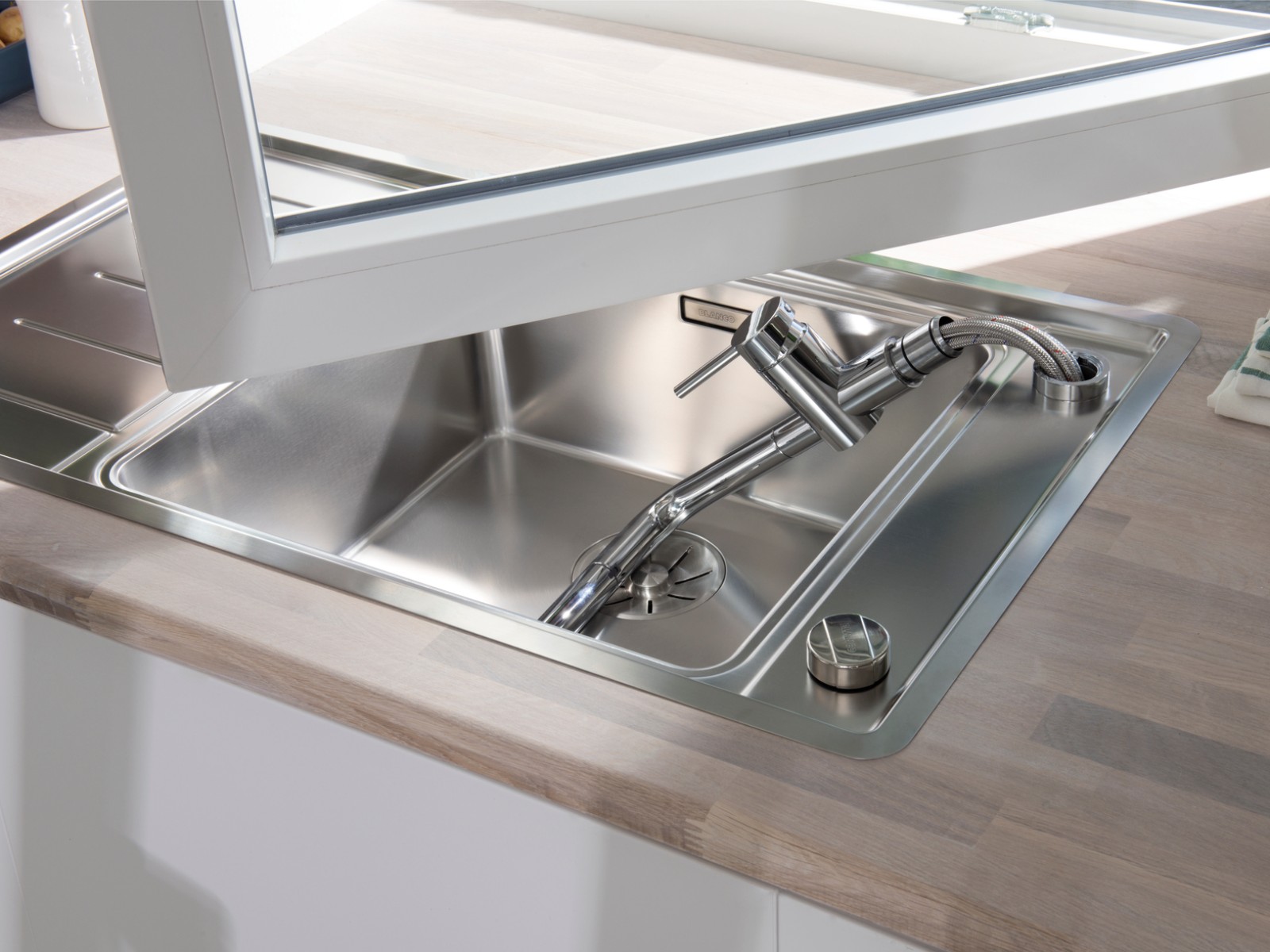Window-facing mixer tap for kitchen sinks with a view | BLANCO
