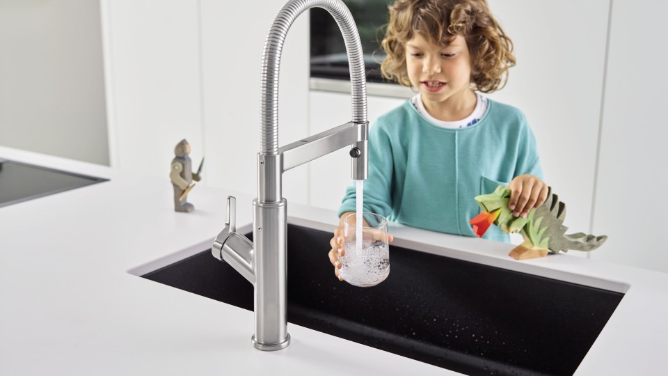 Window-facing mixer tap for kitchen sinks with a view | BLANCO