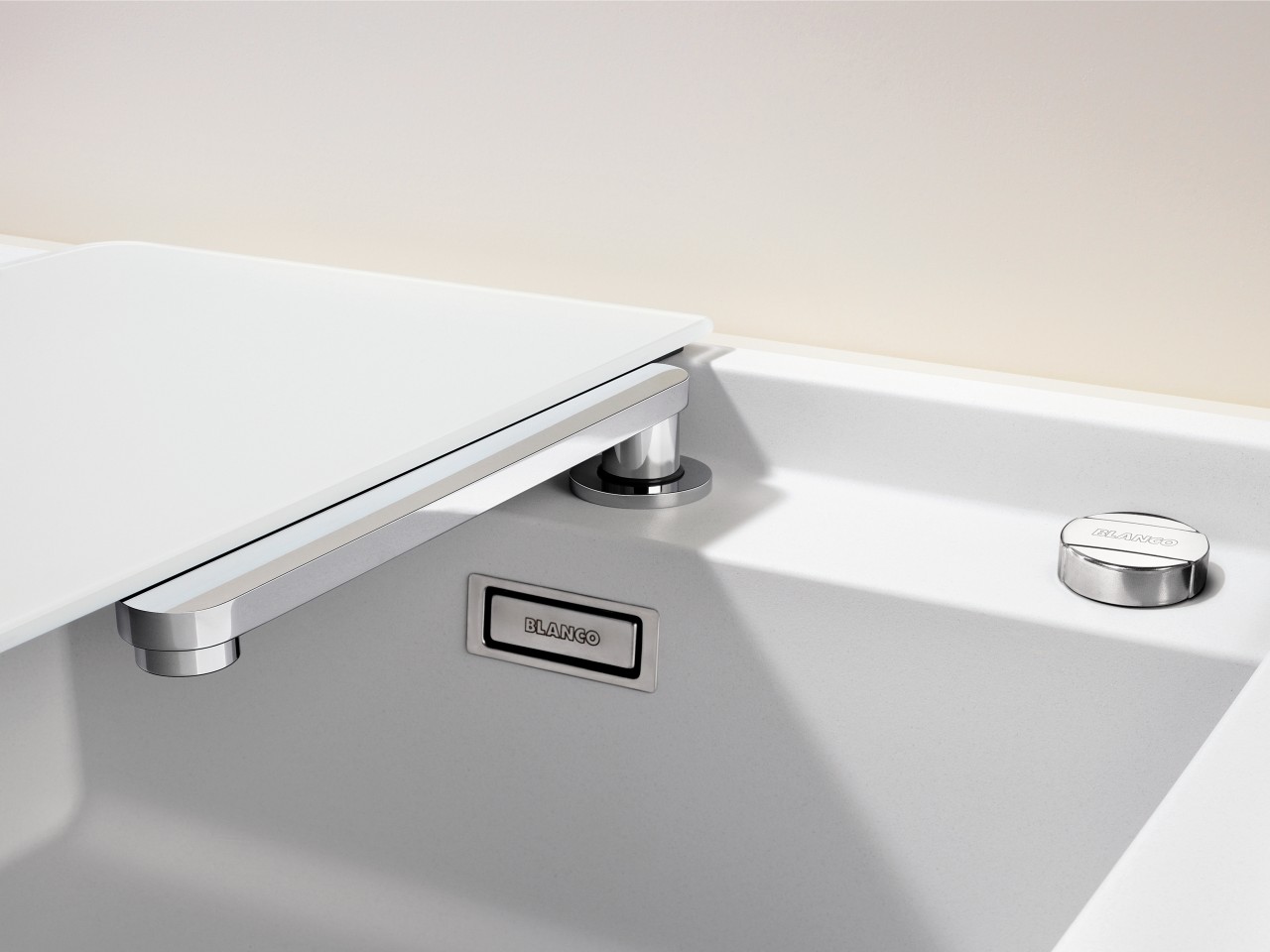 Window-facing mixer tap for kitchen sinks with a view | BLANCO