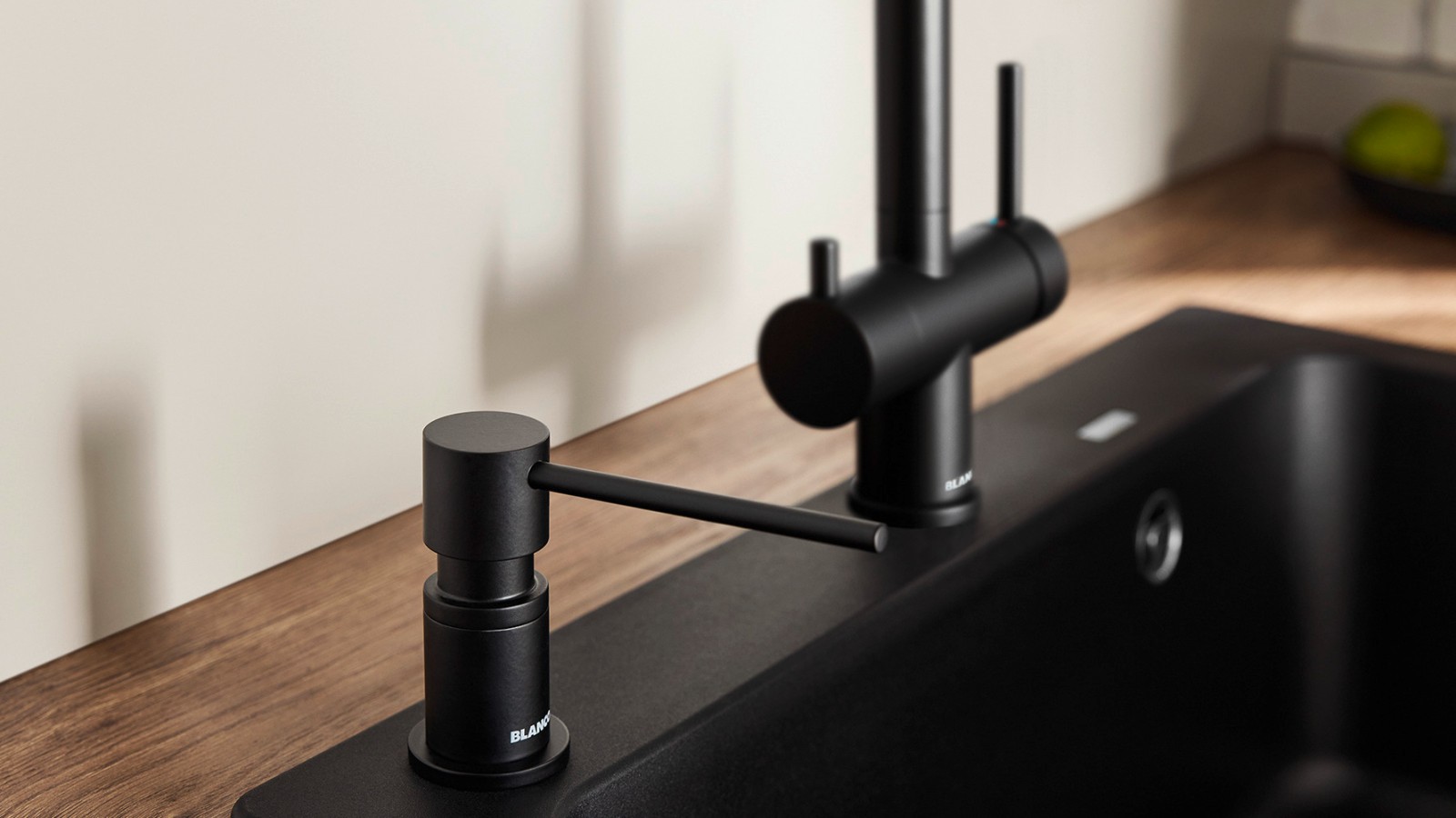 Integrated soap dispenser for washing up at the sink | BLANCO